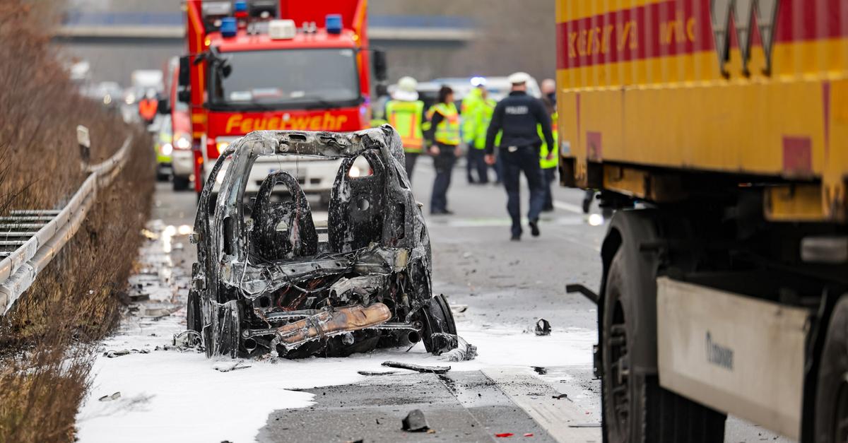Autofahrerin stirbt bei Unfall auf B45 – Lkw brennt